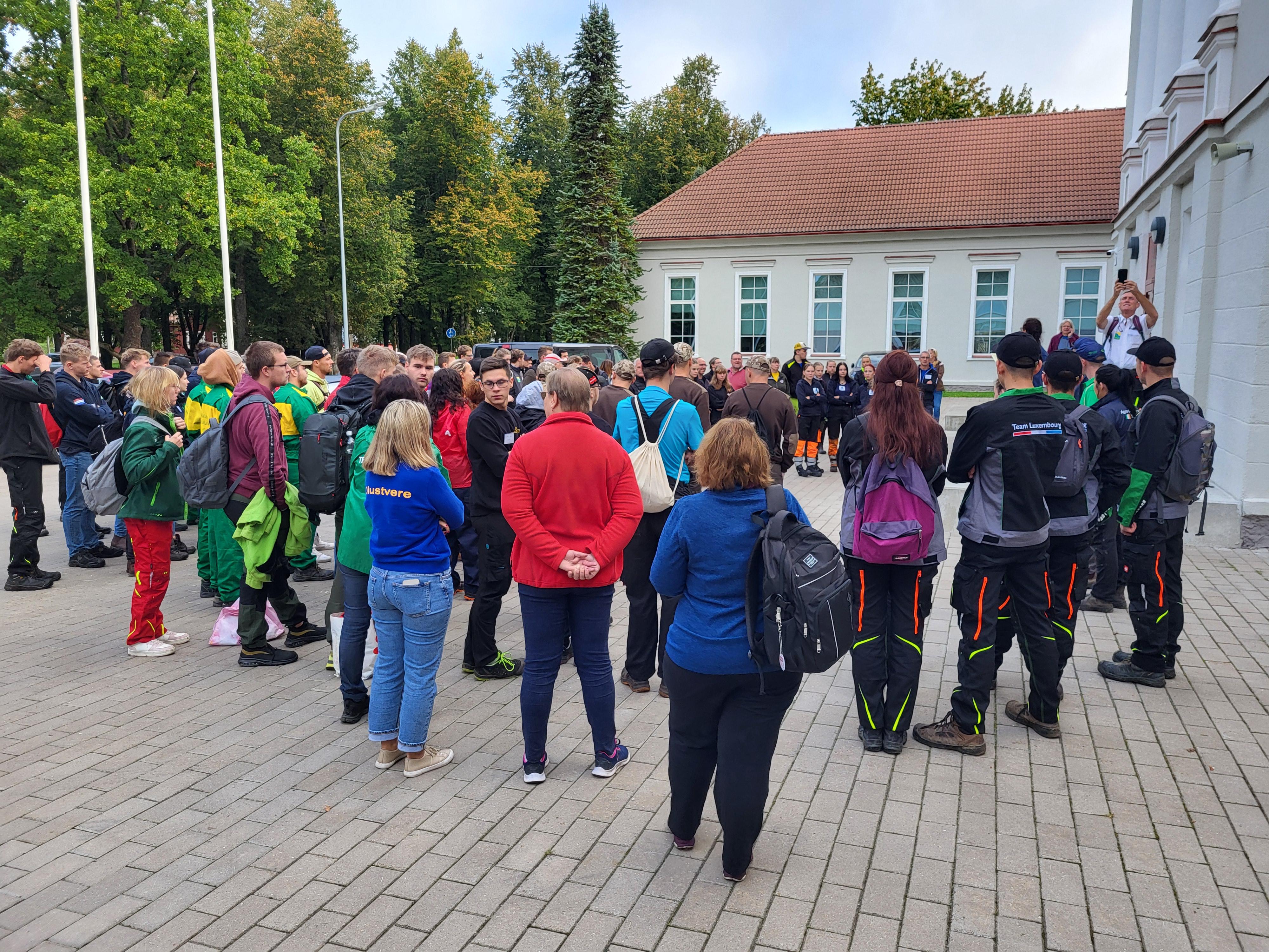 Foto avaneb modaalaknas